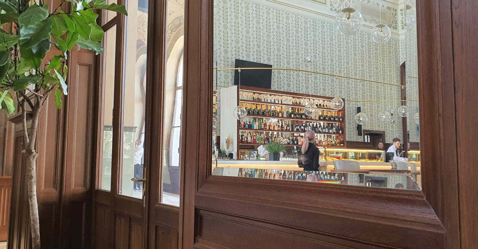 Praha hlavní nádraží Foyer Café - Vlakem jednoduše